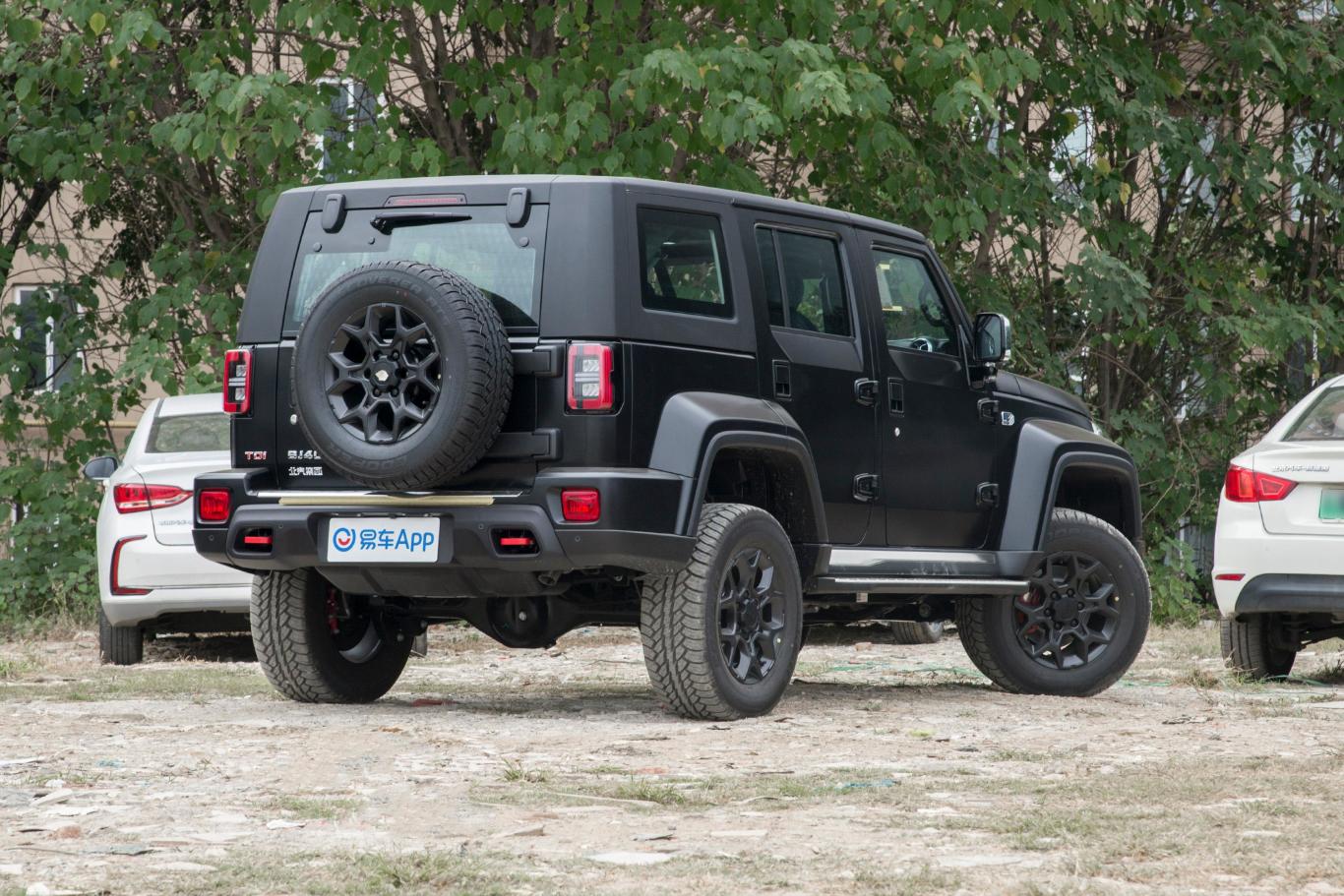 【北京越野BJ40刀锋英雄版 2.0T 自动四驱侠客版(前后电控锁） 柴油侧后45度车头向右水平图片-汽车图片大全】-易车