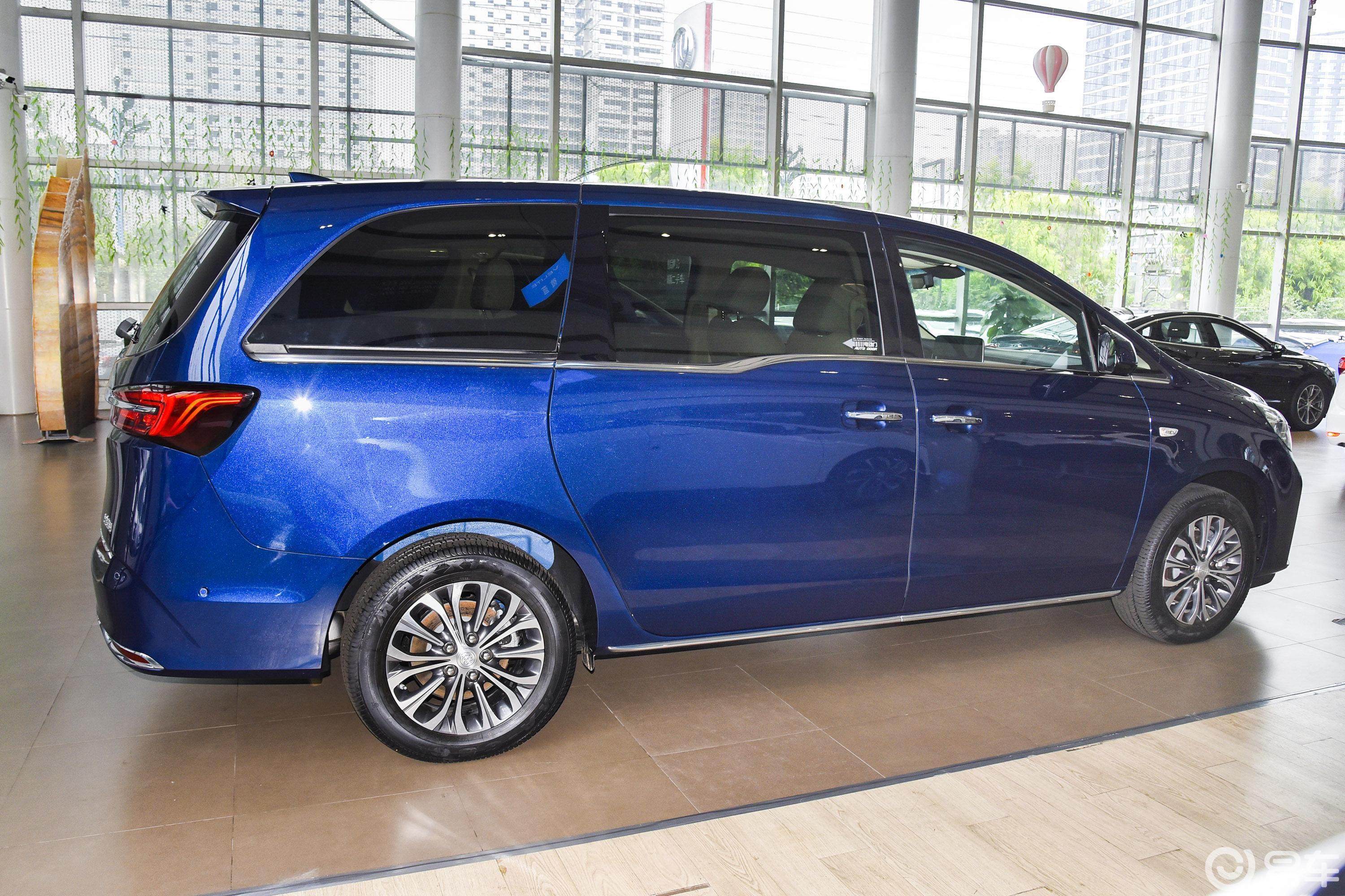 【2023款 陆上公务舱 652T 尊贵型福祉版 7座汽车图片-汽车图片大全】-易车