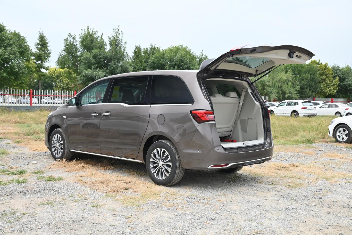 【别克GL8陆上公务舱 2.0T 尊贵型 7座后备厢开启45度侧拍图片-汽车图片大全】-易车