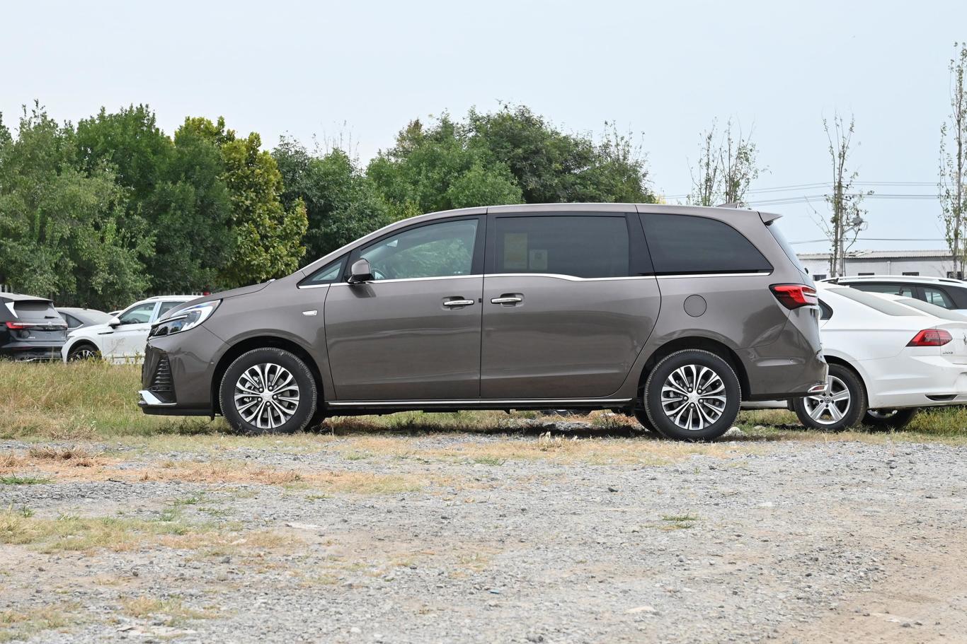 【别克GL8陆上公务舱 2.0T 尊贵型 7座正侧车头向左水平图片-汽车图片大全】-易车