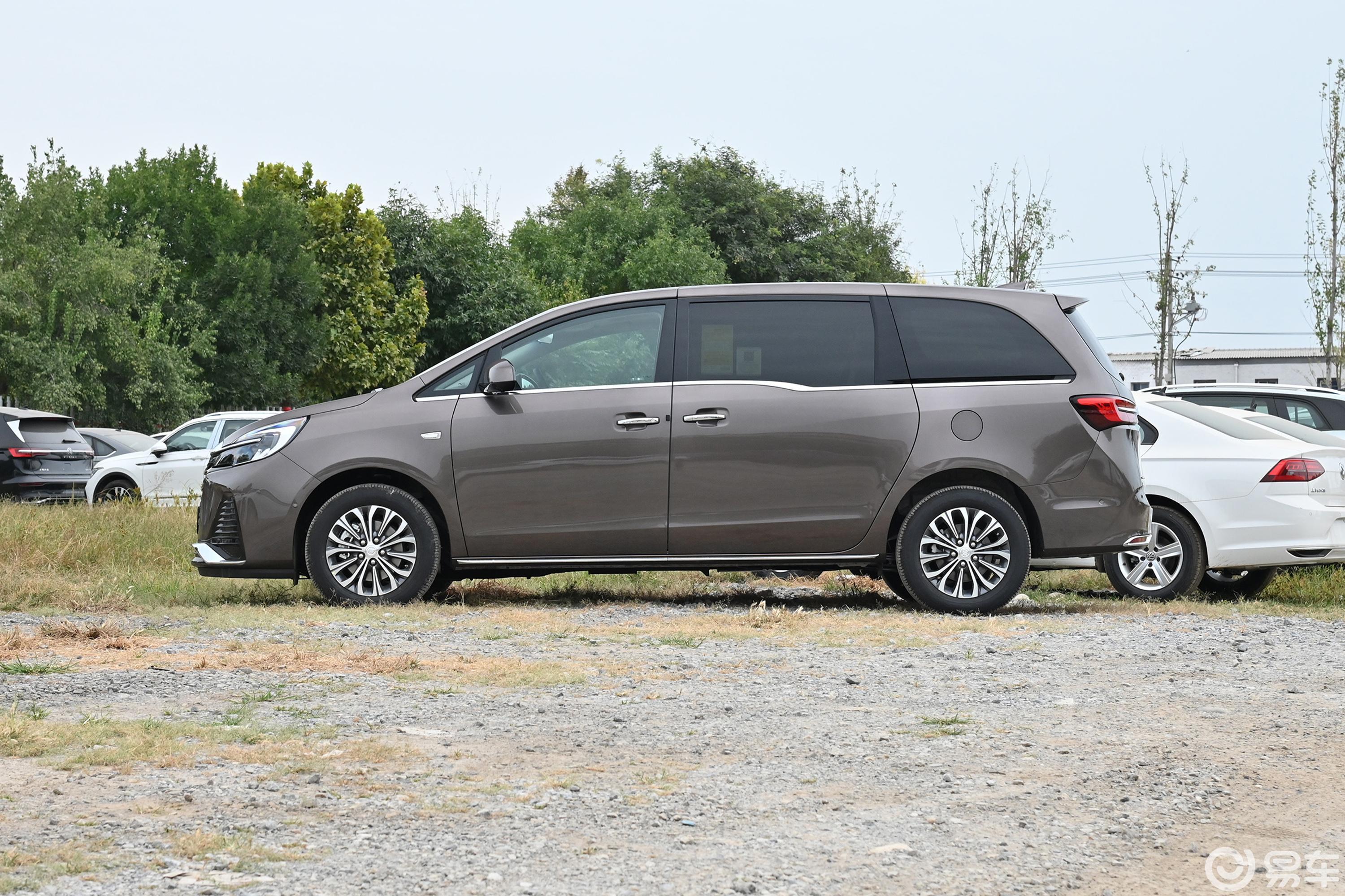 【别克GL8陆上公务舱 2.0T 尊贵型 7座正侧车头向左水平图片-汽车图片大全】-易车