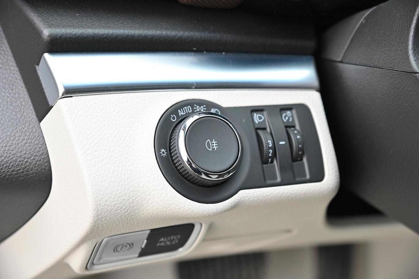 【别克GL8陆上公务舱 2.0T 尊贵型 7座主驾驶位图片-汽车图片大全】-易车