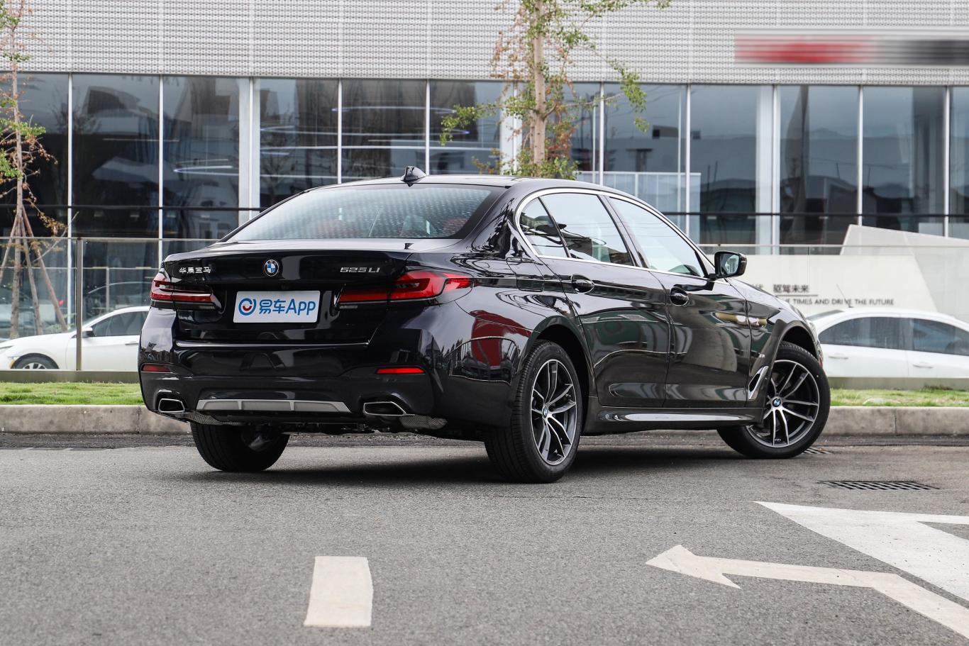 【宝马5系改款二 525Li M运动套装侧后45度车头向右水平图片-汽车图片大全】-易车