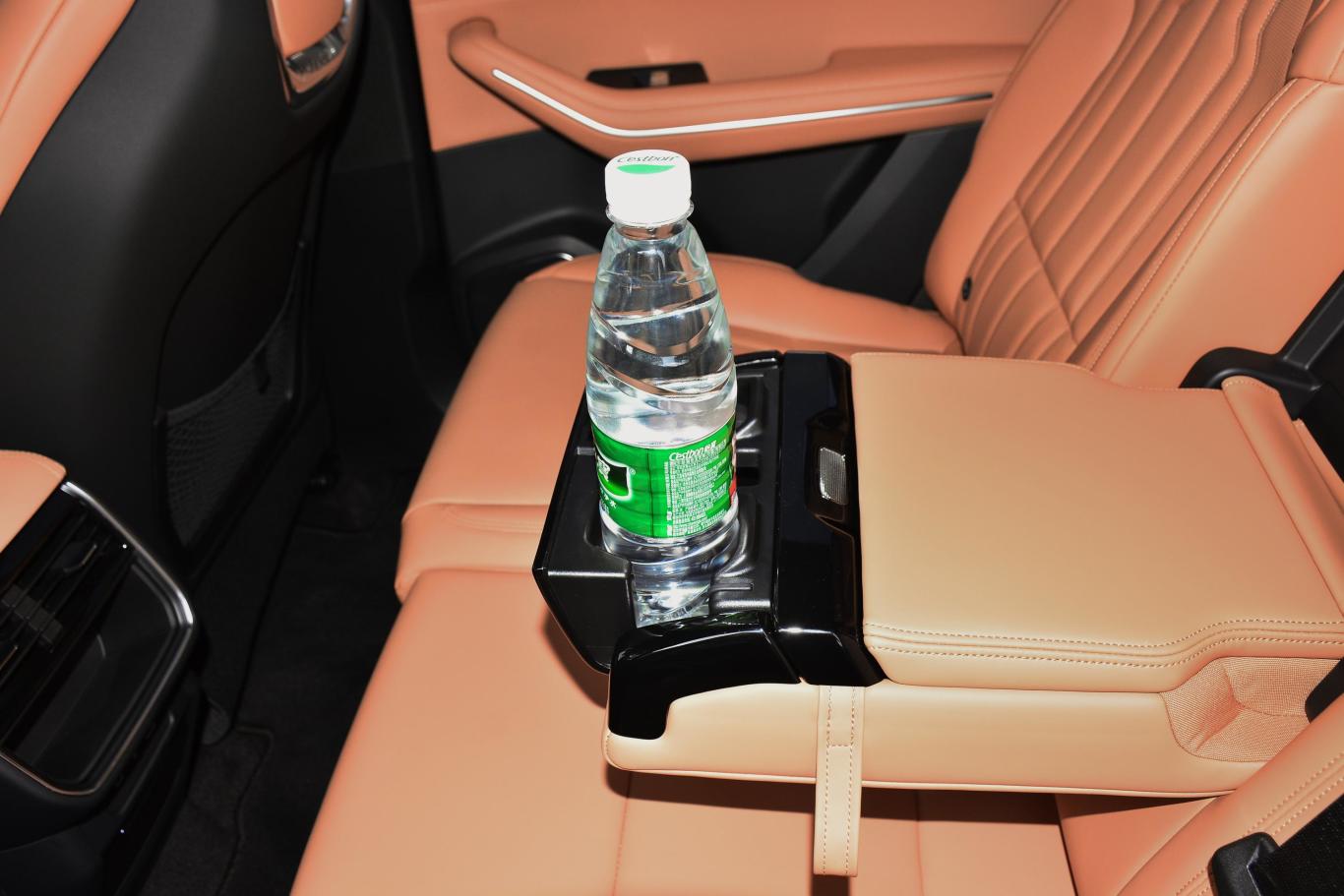 【领克09 EM-PEM-P 2.0T 190km 远航版AM 7座后排杯架图片-汽车图片大全】-易车