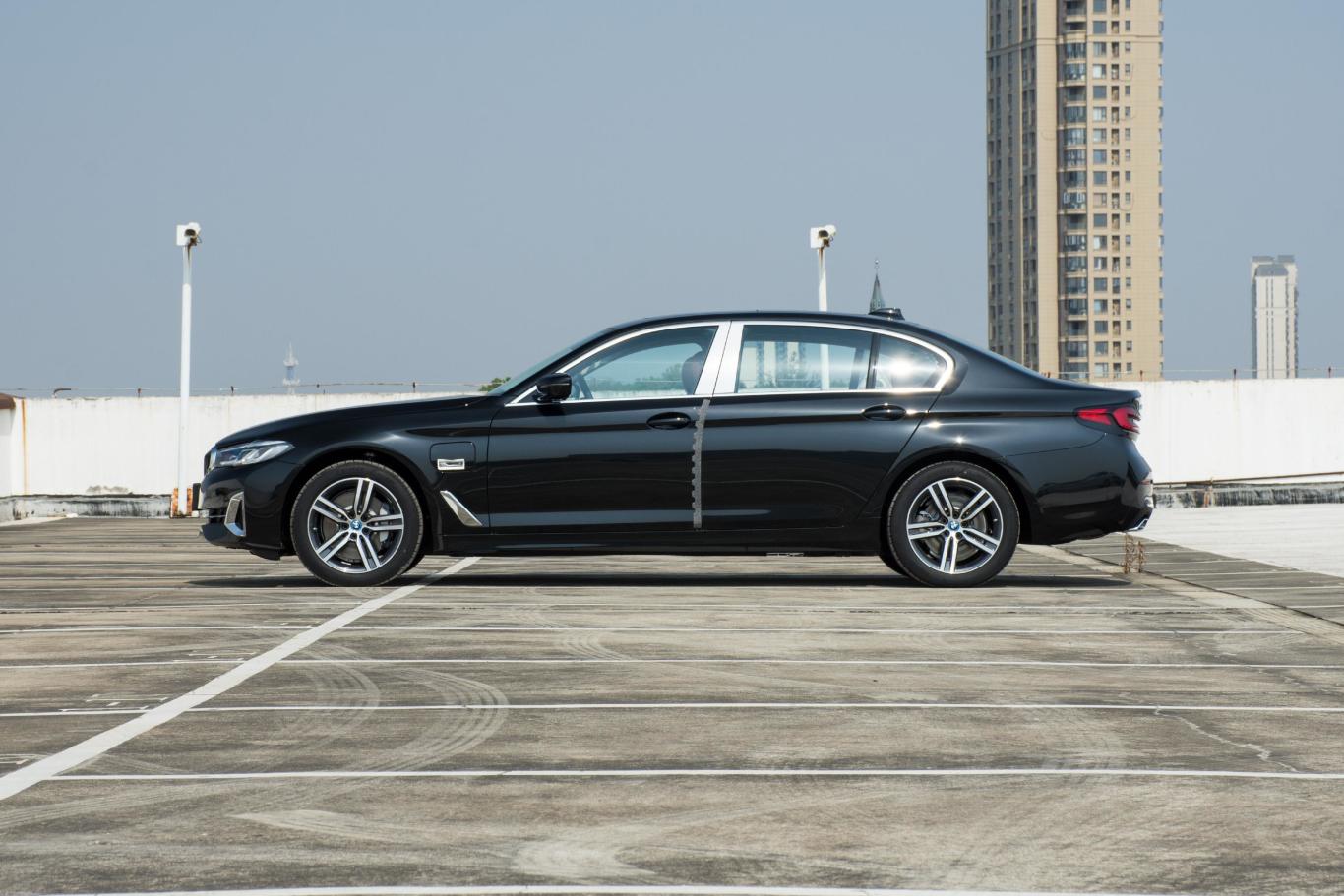 【宝马5系 插电混动改款二 535Le 豪华套装正侧车头向左水平图片-汽车图片大全】-易车