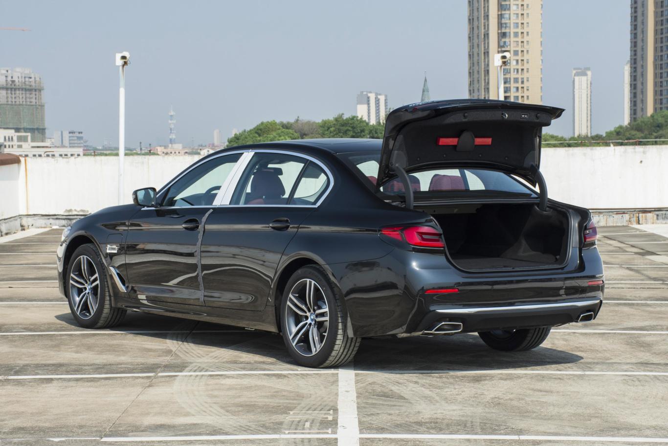 【宝马5系 插电混动改款二 535Le 豪华套装后备厢开启45度侧拍图片-汽车图片大全】-易车