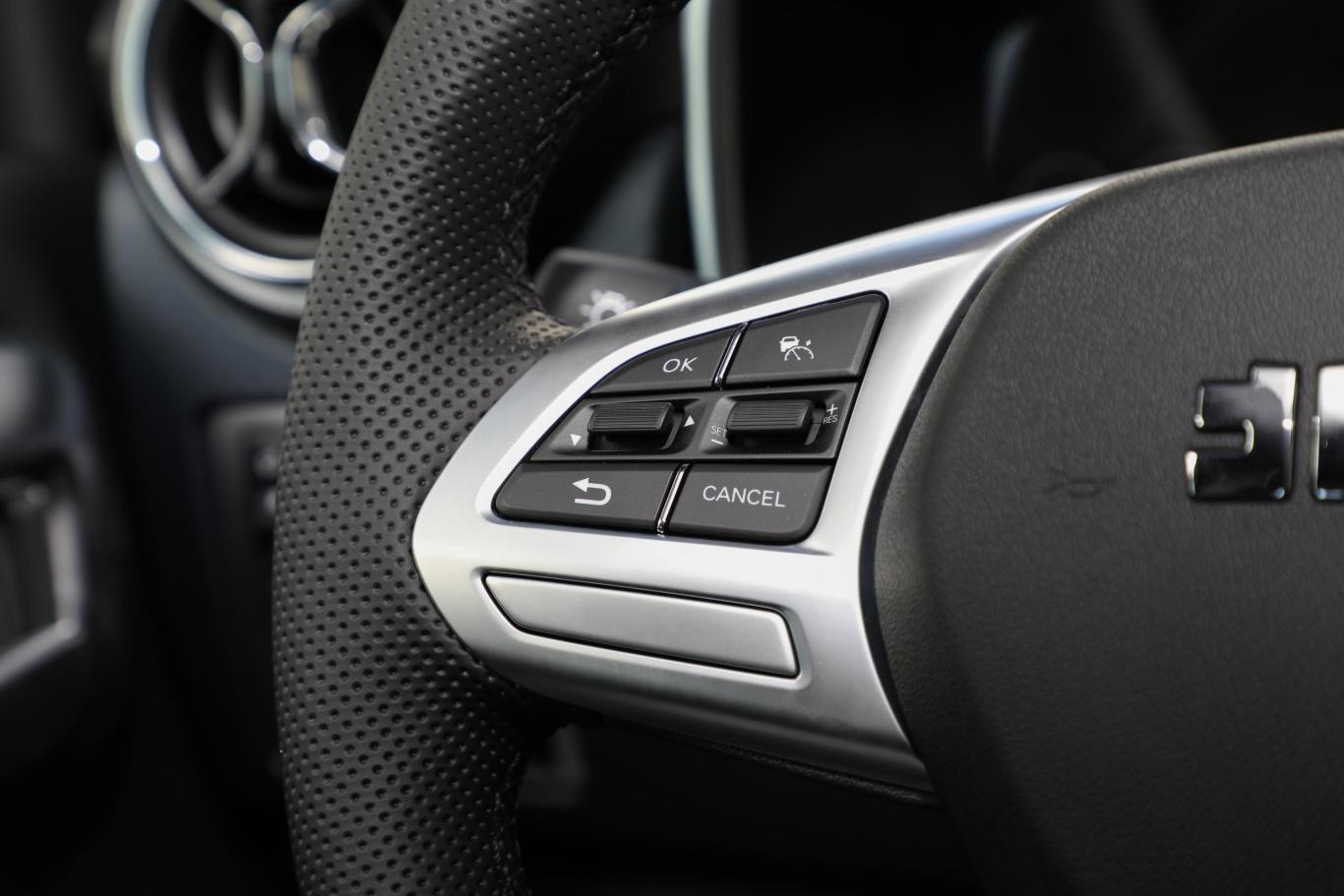 【北京BJ402.0T 自动四驱环塔冠军版 汽油左侧方向盘功能按键图片-汽车图片大全】-易车