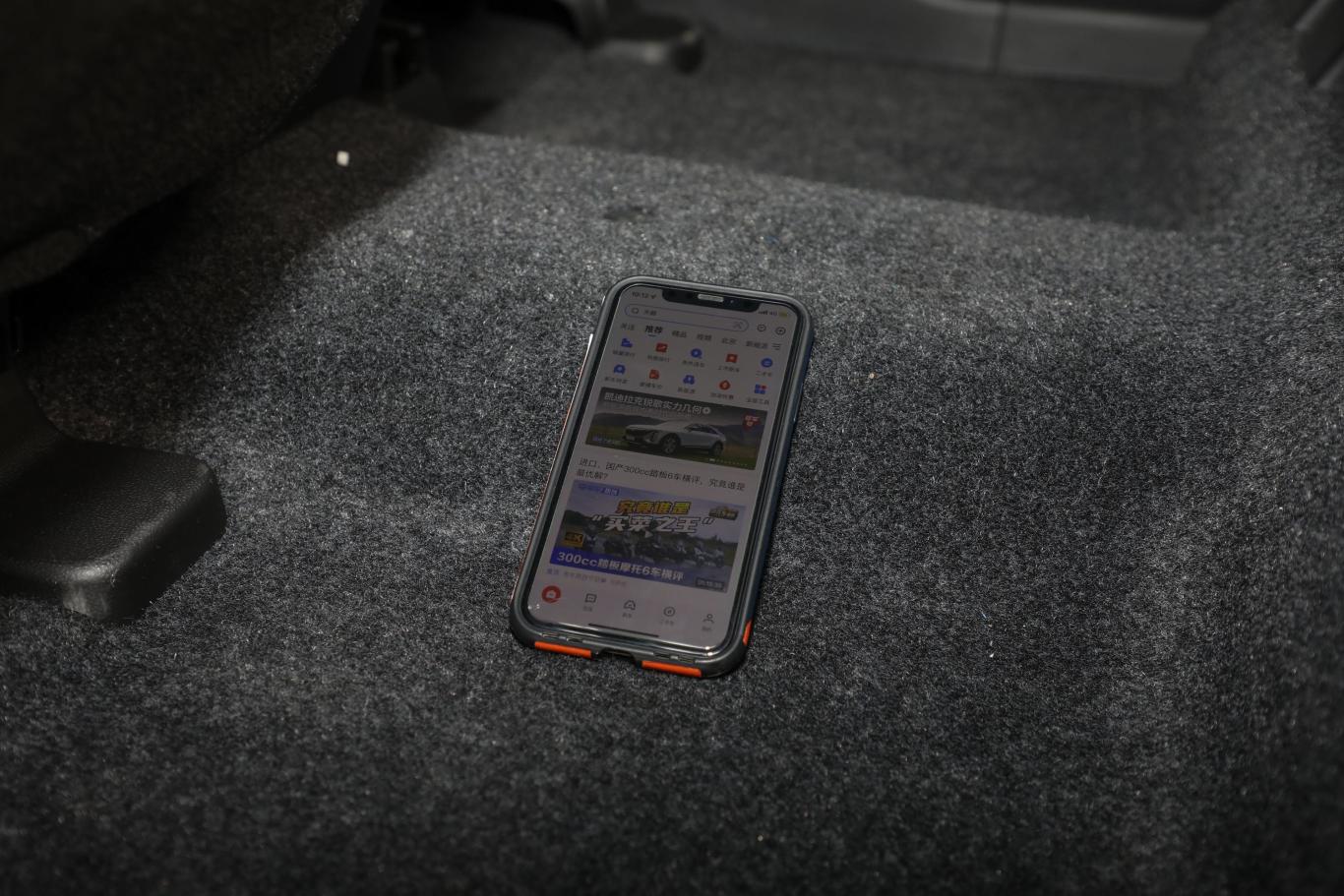 【北京BJ402.0T 自动四驱环塔冠军版 汽油后排地板中间位置图片-汽车图片大全】-易车