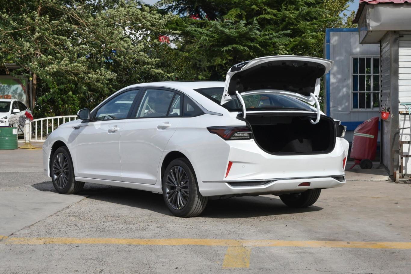 【奕炫MAX1.5T 超能型爸版后备厢开启45度侧拍图片-汽车图片大全】-易车