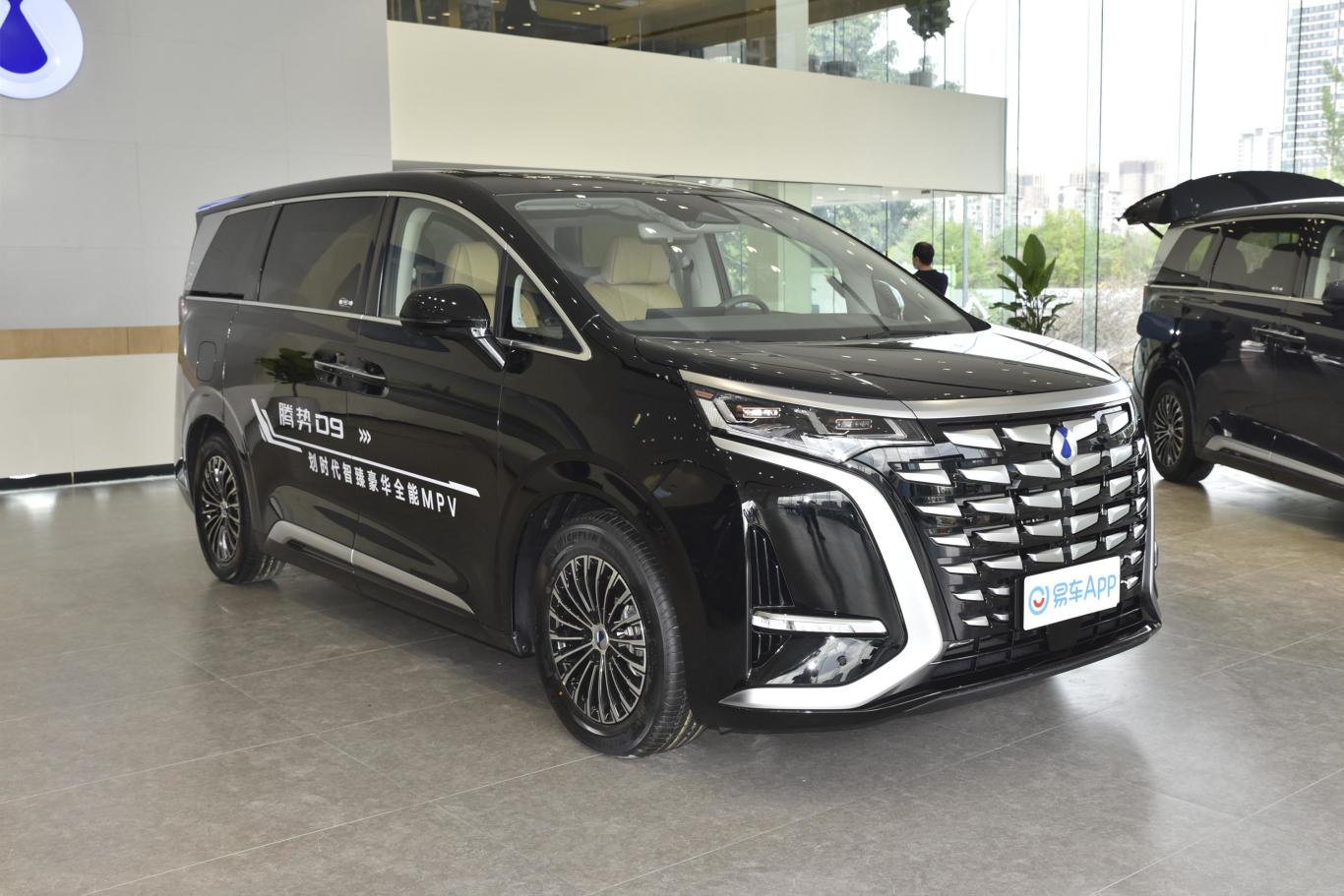 【腾势D9DM-i 1.5T 180km 四驱尊荣型 7座侧前45度车头向右水平图片-汽车图片大全】-易车