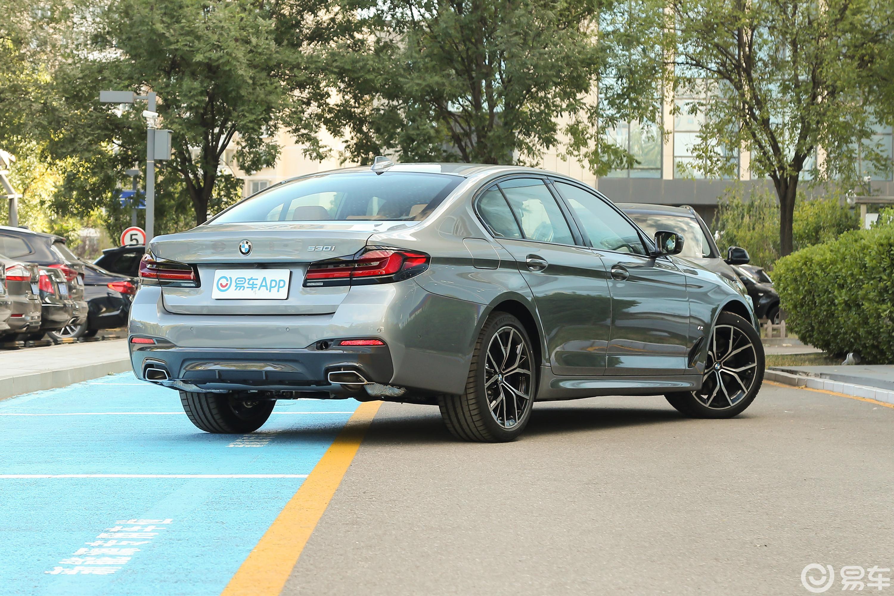 【宝马5系(进口)改款二 530i M运动套装侧后45度车头向右水平图片-汽车图片大全】-易车