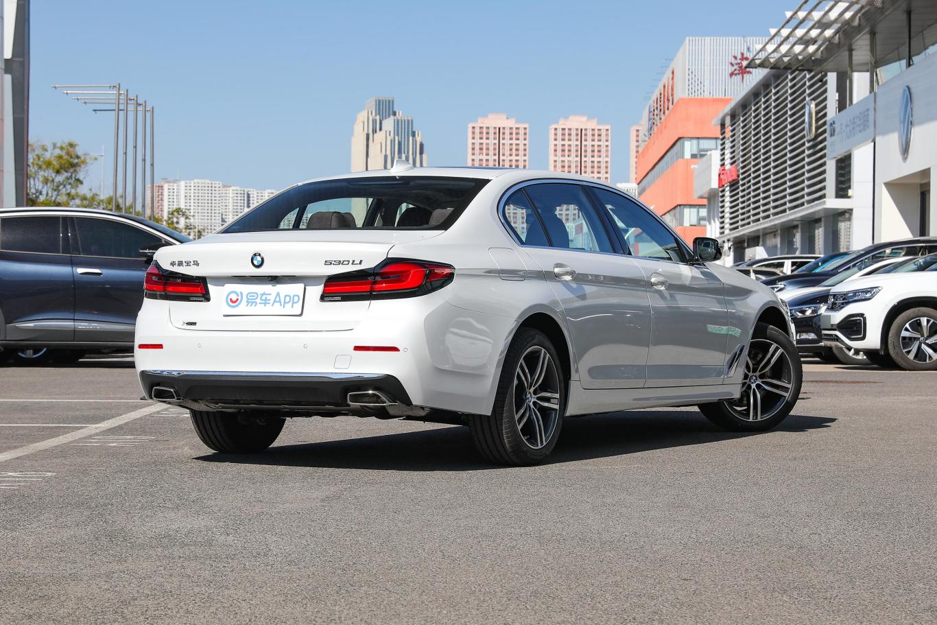 【宝马5系改款二 530Li xDrive 豪华套装侧后45度车头向右水平图片-汽车图片大全】-易车