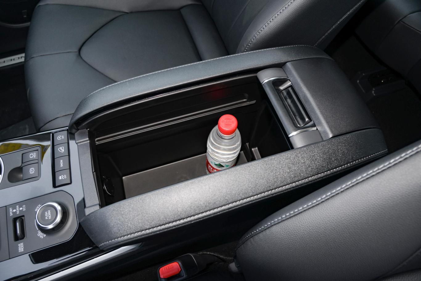 【汉兰达380T 四驱豪华版 7座前排扶手箱储物格图片-汽车图片大全】-易车