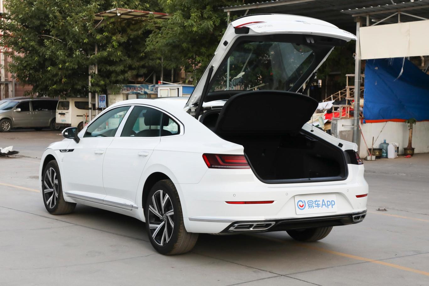 【一汽-大众CC330TSI 炫目版后备厢开启45度侧拍图片-汽车图片大全】-易车