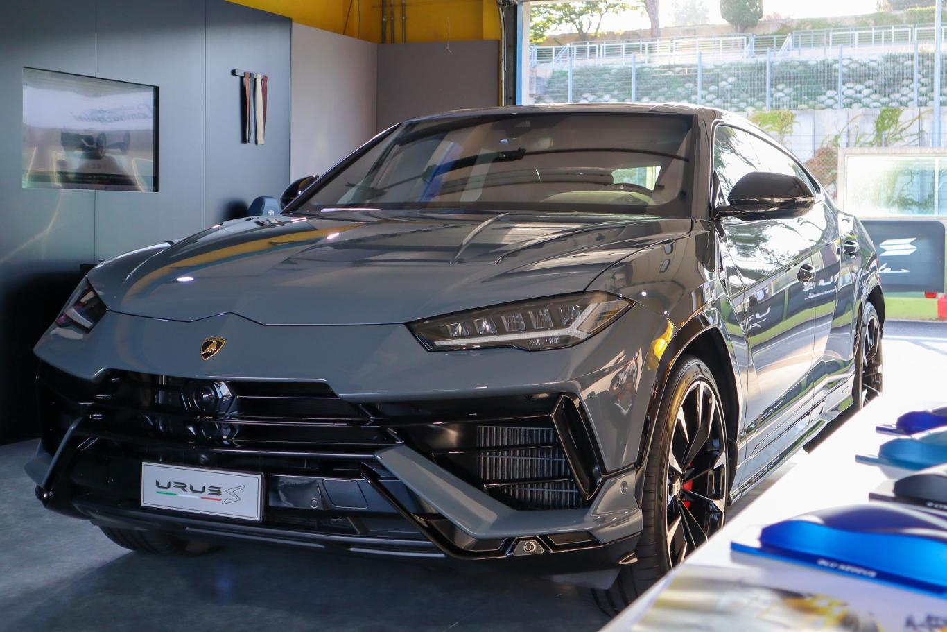 【Urus4.0T V8 S侧前45度车头向左水平图片-汽车图片大全】-易车
