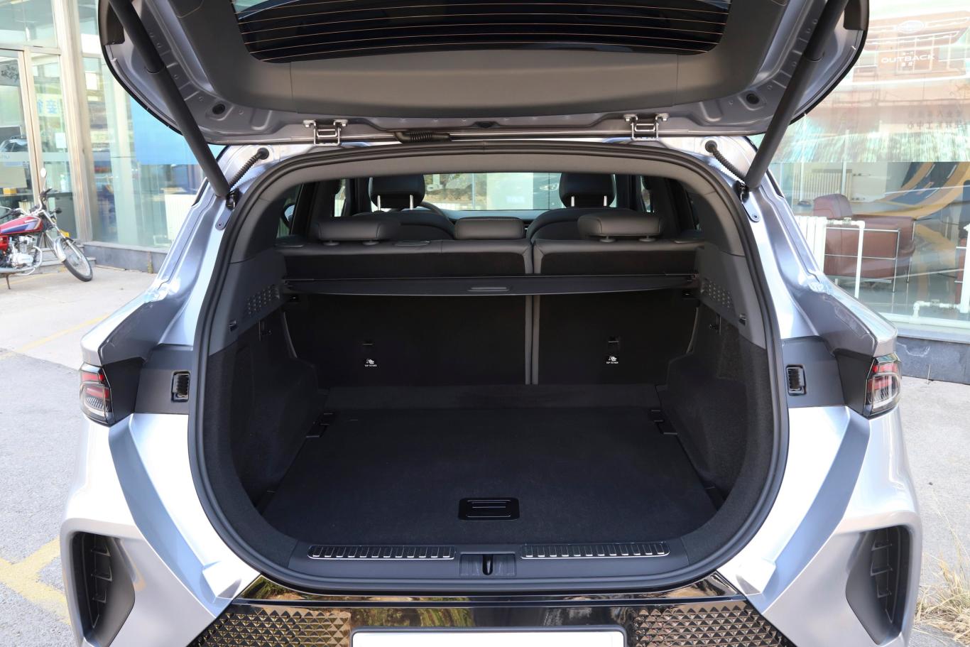 【极狐 阿尔法T653S+ 电机160kW后备厢空间特写图片-汽车图片大全】-易车