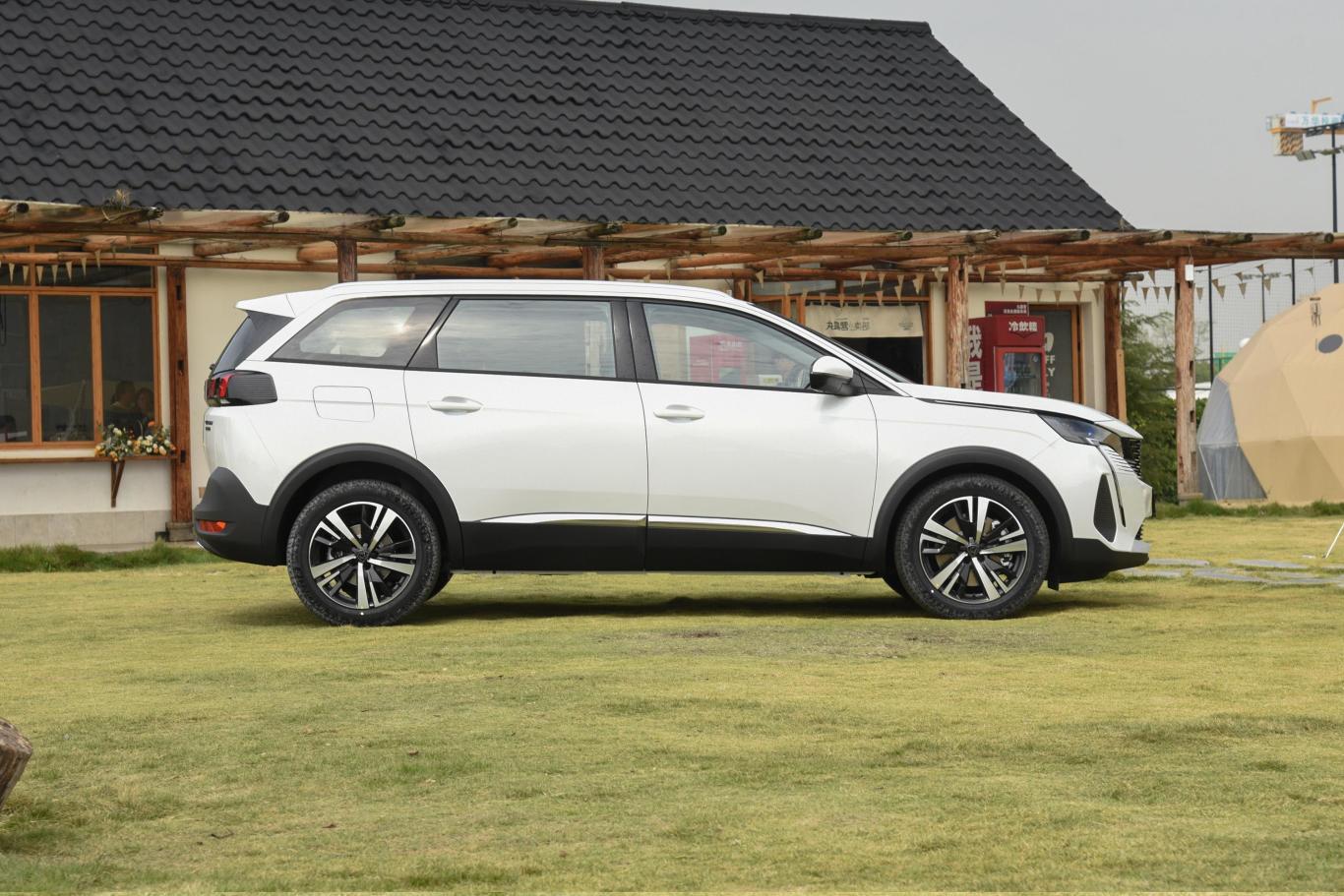 【标致5008400THP 真爱版 5座正侧车头向右水平图片-汽车图片大全】-易车