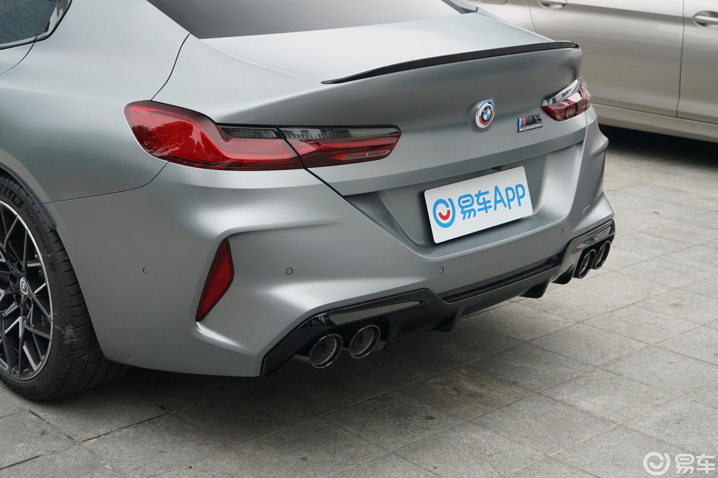 【宝马M850周年版 M8 四门轿跑车 雷霆版车后雷达图片-汽车图片大全】-易车