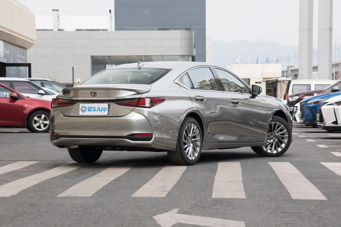 【雷克萨斯ES300h 行政版侧后45度车头向右水平图片-汽车图片大全】-易车