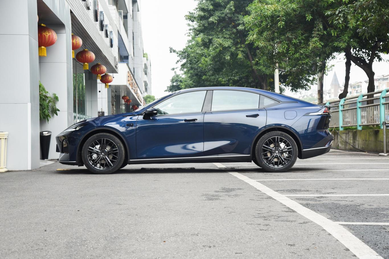 【深蓝SL03200km 增程版正侧车头向左水平图片-汽车图片大全】-易车