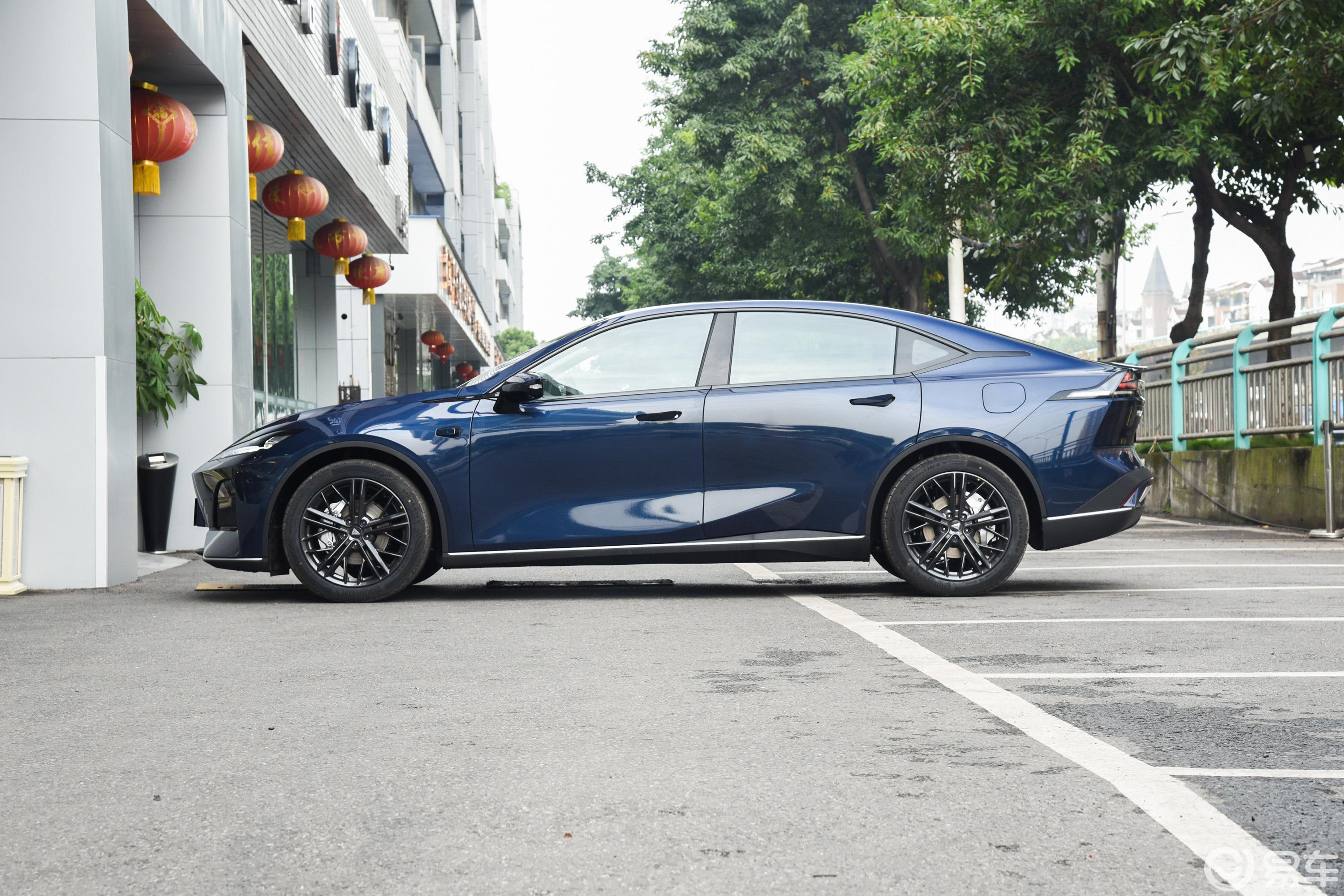 【深蓝SL03增程版 1200km正侧车头向左水平图片-汽车图片大全】-易车