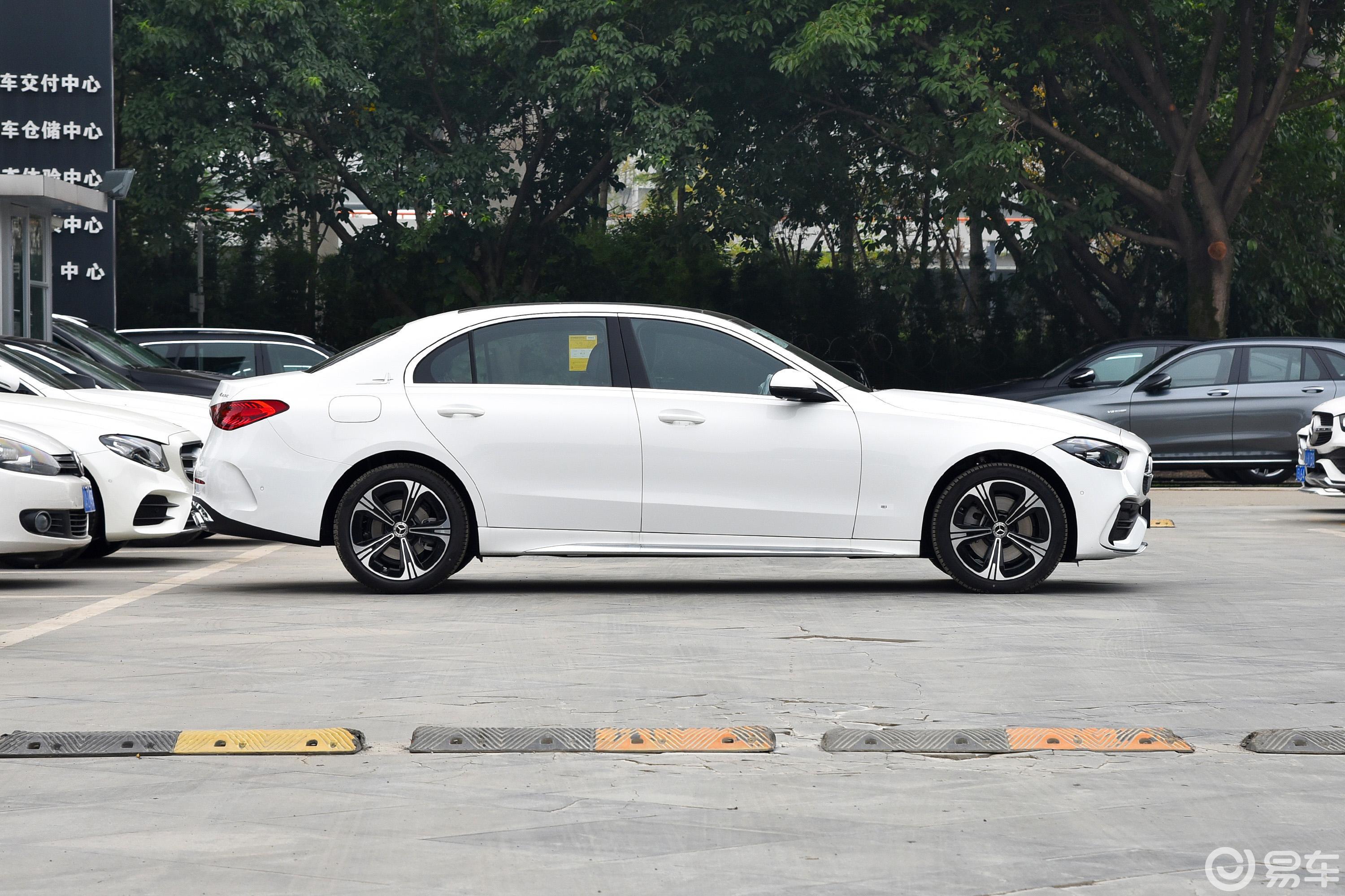 【奔驰C级C 260 L 4MATIC 运动版正侧车头向右水平图片-汽车图片大全】-易车
