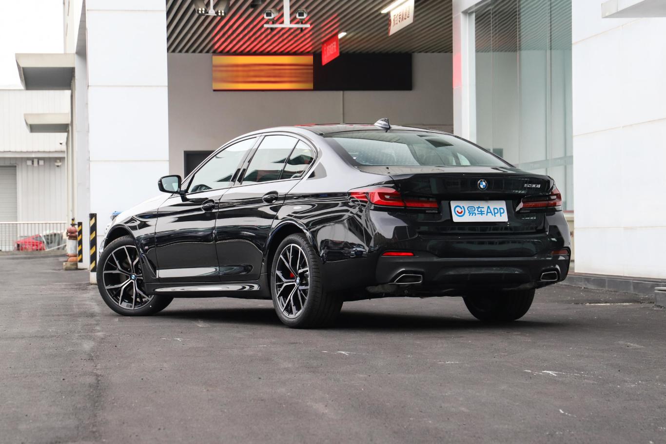 【宝马5系(进口)改款二 530i 风尚版 M运动套装侧后45度车头向左水平图片-汽车图片大全】-易车