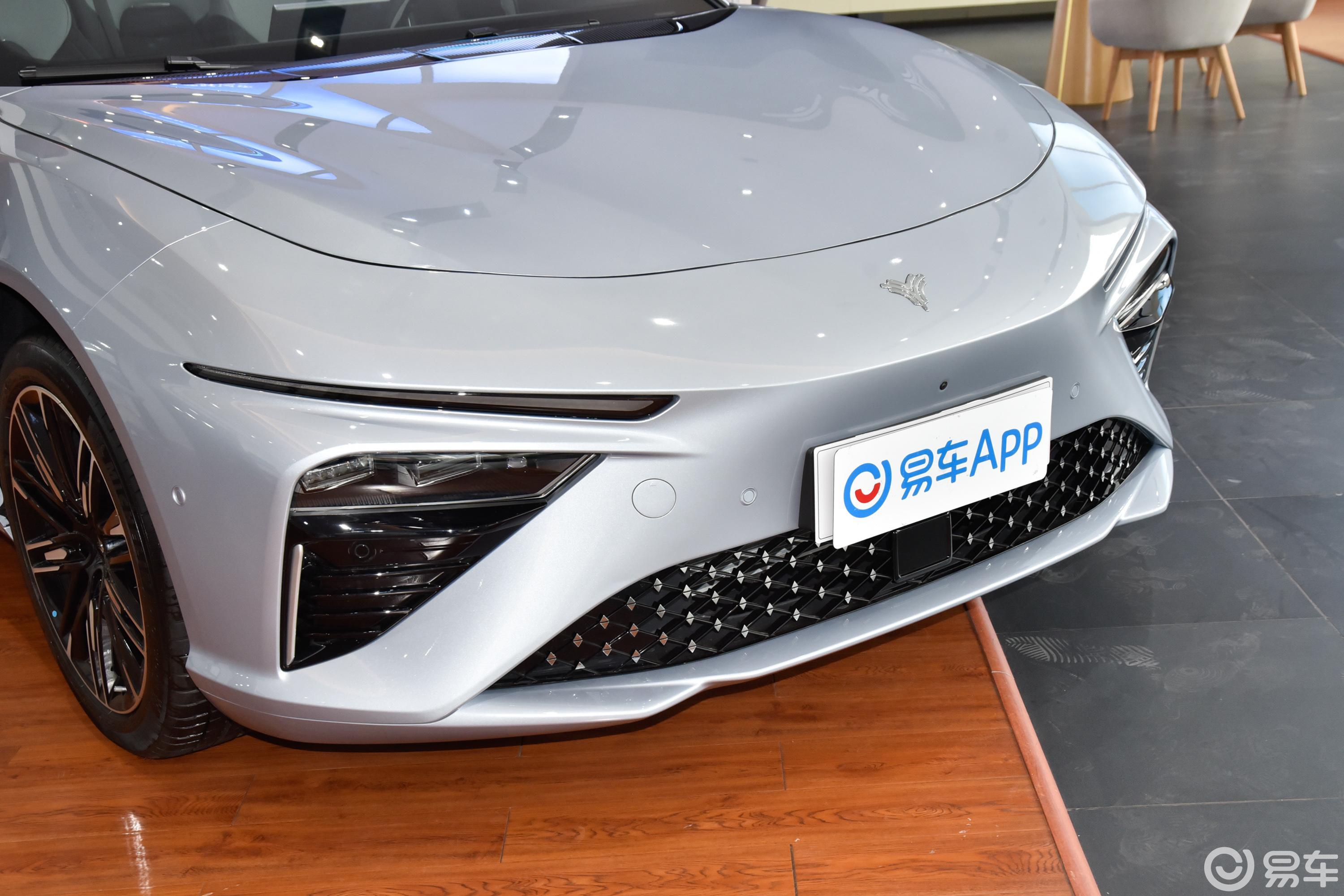 【哪吒S增程版 310km 1160后驱中版前格栅侧俯拍图片-汽车图片大全】-易车