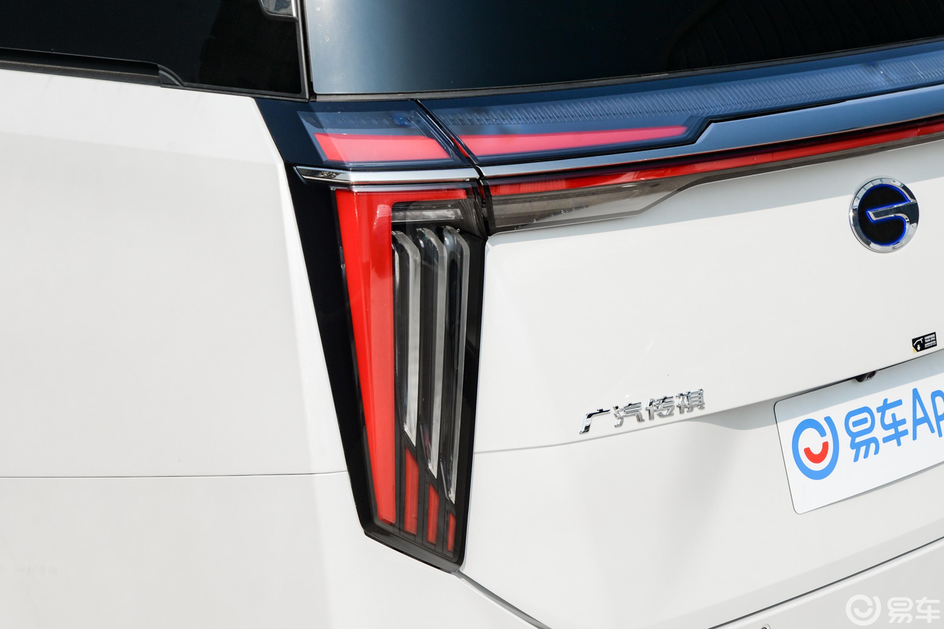 【传祺M8宗师系列 双擎 2.0T 至尊版 7座尾灯侧45度俯拍图片-汽车图片大全】-易车