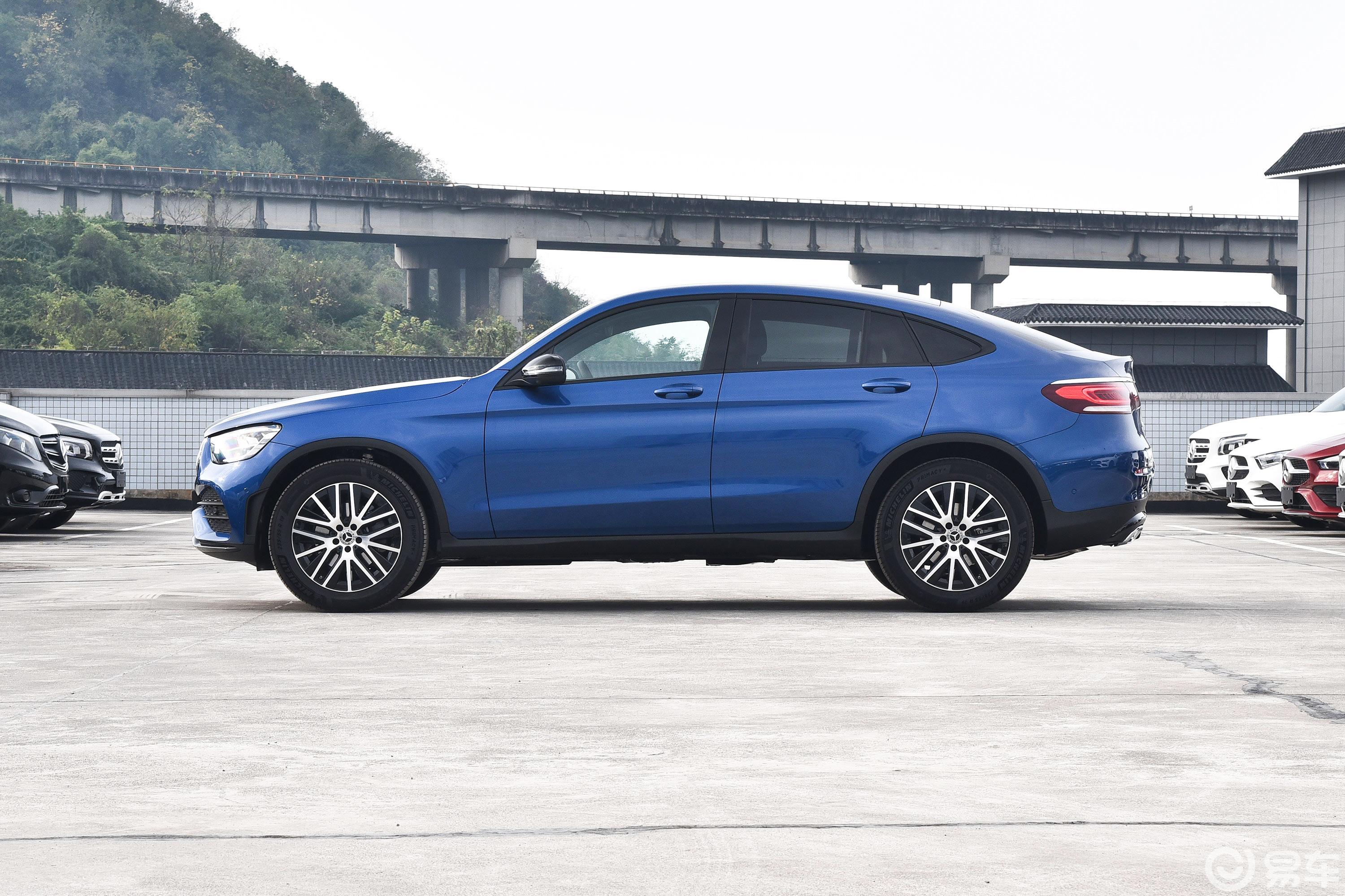 【2023款 GLC 260 4MATIC 轿跑 SUV正侧车头向左水平图片-汽车图片大全】-易车