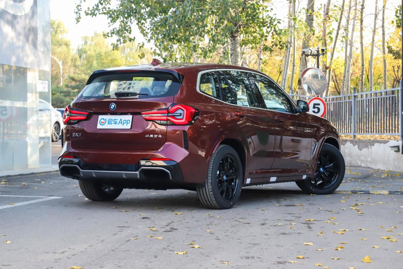 【宝马iX3改款 550km 领先型侧后45度车头向右水平图片-汽车图片大全】-易车