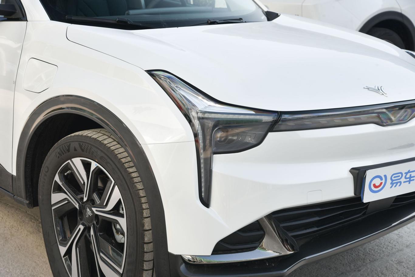 【哪吒U哪吒U-Ⅱ 401km Lite 磷酸铁锂大灯侧45度俯拍图片-汽车图片大全】-易车