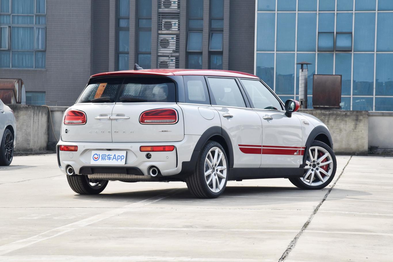 【MINI JCW CLUBMAN改款 2.0T JOHN COOPER WORKS ALL-IN侧后45度车头向右水平图片-汽车图片大全】-易车