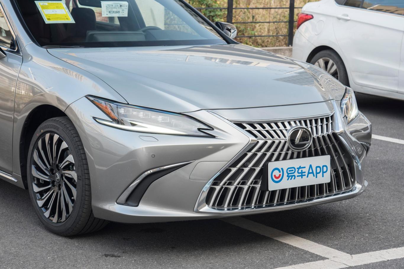 【雷克萨斯ES300h 银辉限定版前格栅侧俯拍图片-汽车图片大全】-易车