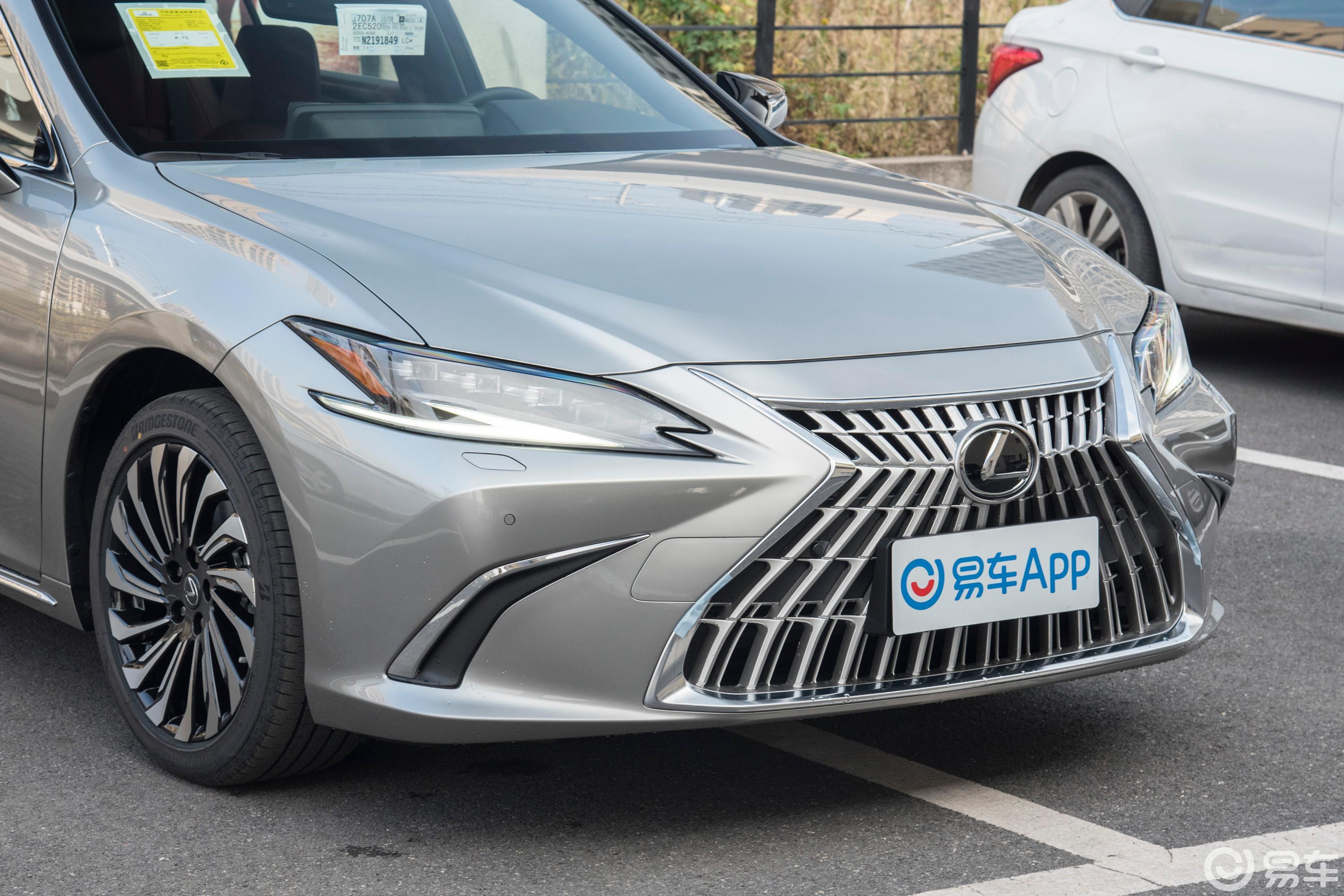 【雷克萨斯ES300h 银辉限定版前格栅侧俯拍图片-汽车图片大全】-易车