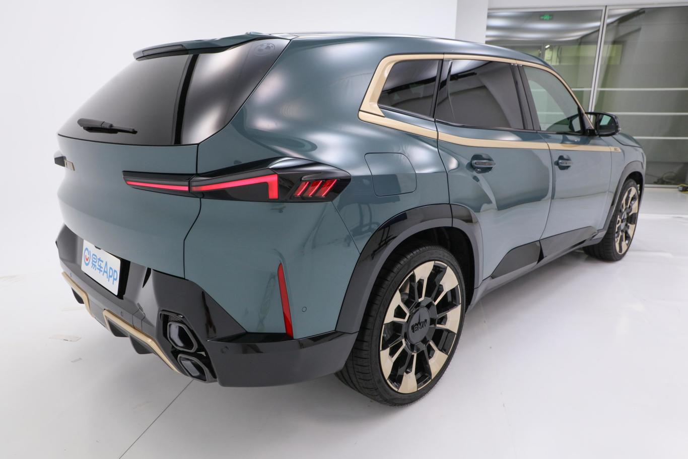 【宝马XM4.4T 78km 标准版侧后45度车头向右水平图片-汽车图片大全】-易车