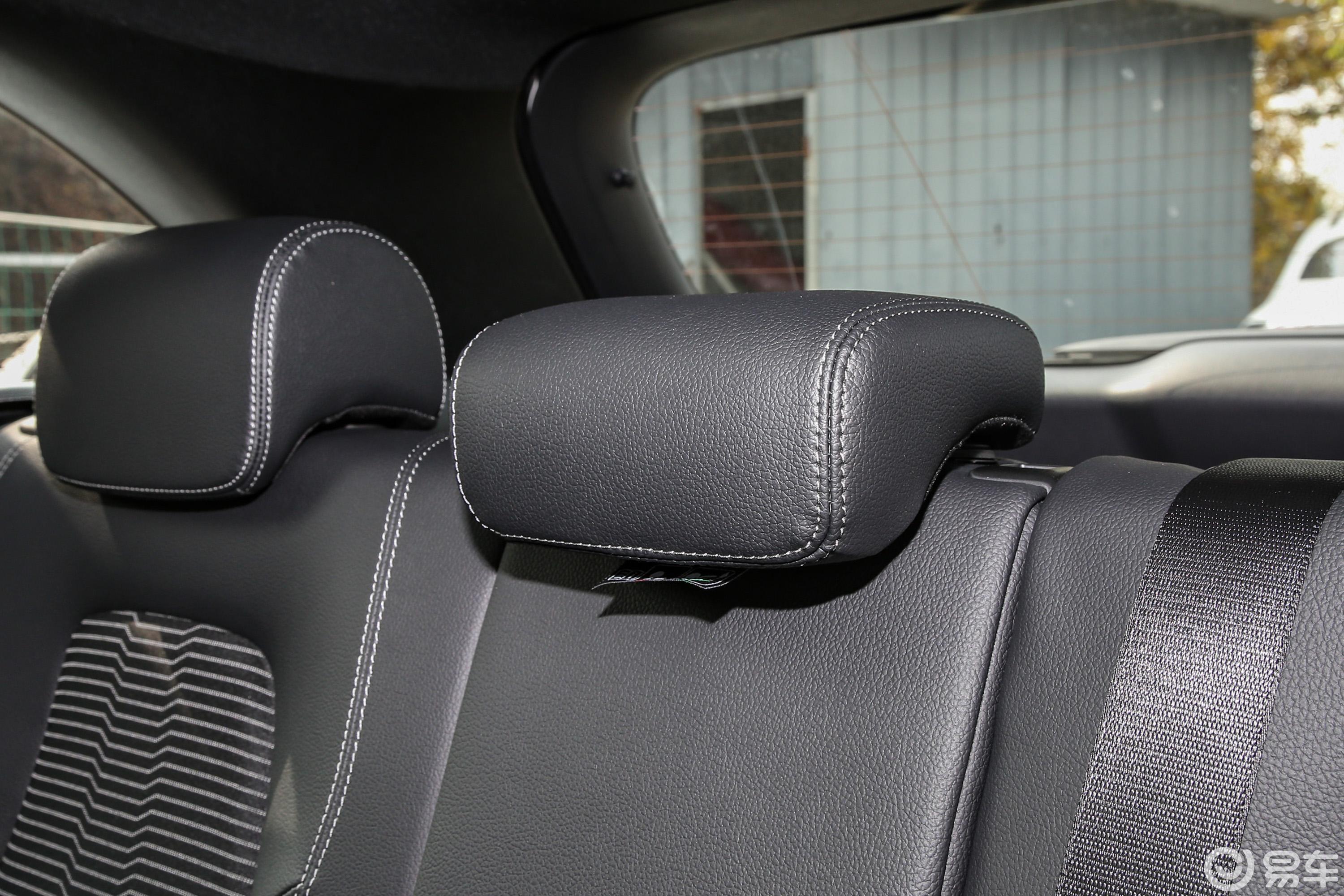 【奔驰B级B200 动感型后排空间图片-汽车图片大全】-易车