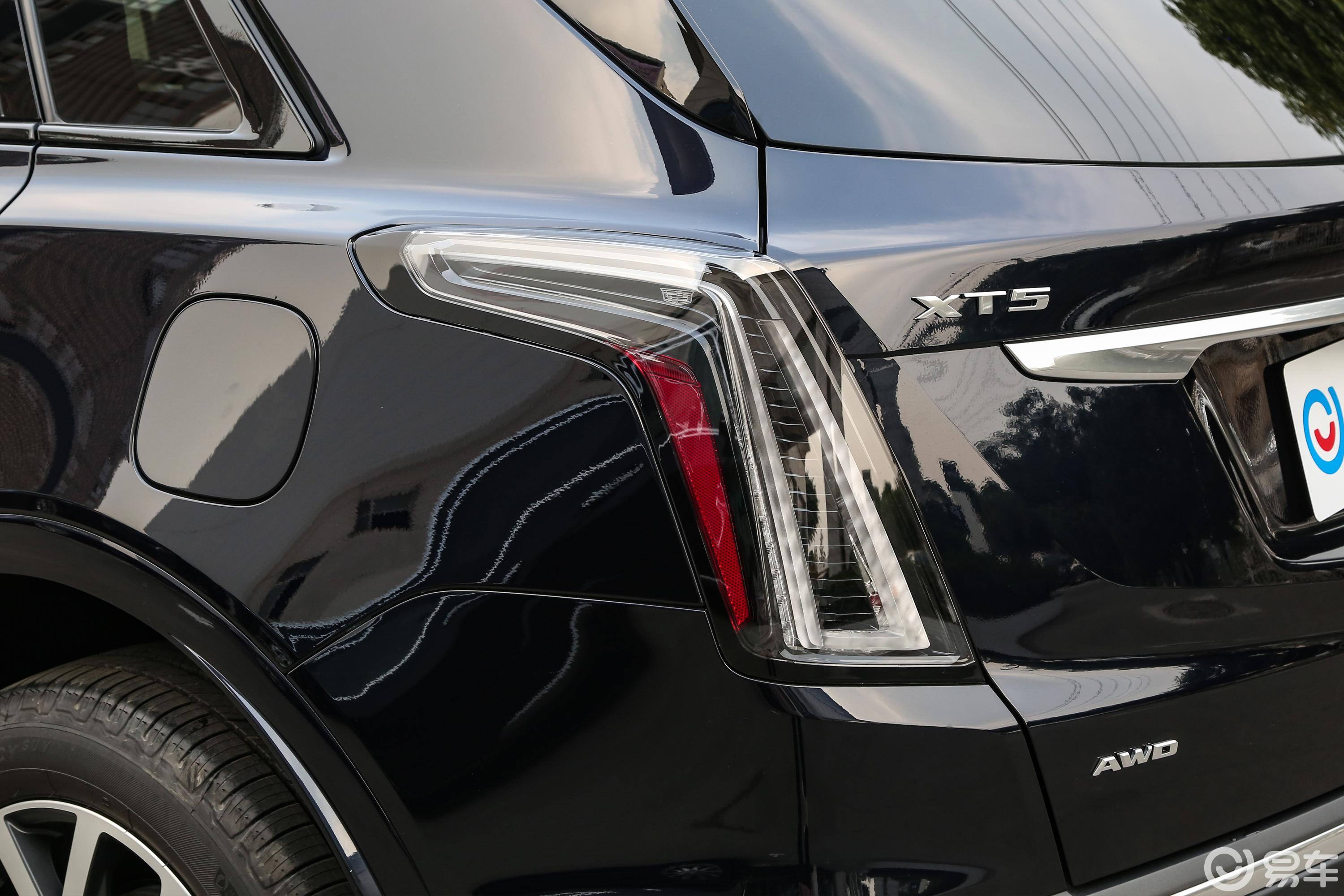 【凯迪拉克XT5轻混 2.0T 四驱尊贵型至臻版尾灯侧45度俯拍图片-汽车图片大全】-易车