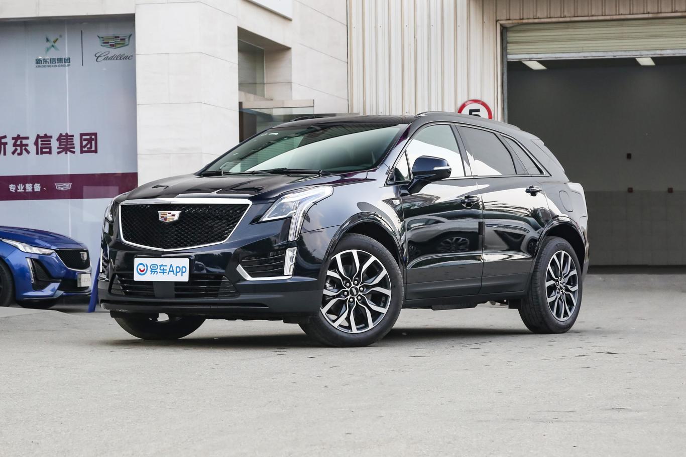 【凯迪拉克XT5轻混 2.0T 四驱尊贵型至臻版侧前45度车头向左水平图片-汽车图片大全】-易车