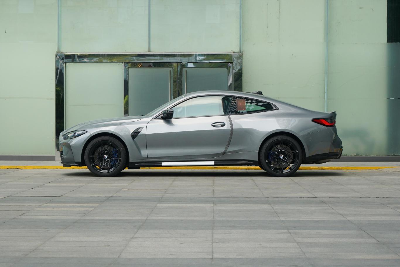 【宝马M450周年版 M4 双门轿跑车 雷霆版正侧车头向左水平图片-汽车图片大全】-易车