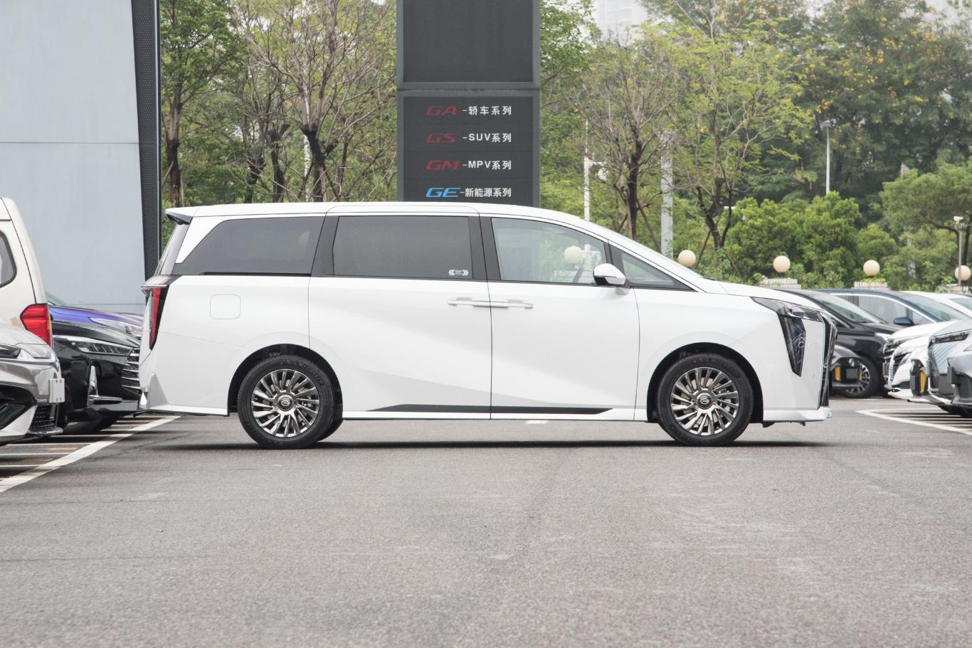 【传祺M8宗师系列 400T 至尊版 7座正侧车头向右水平图片-汽车图片大全】-易车