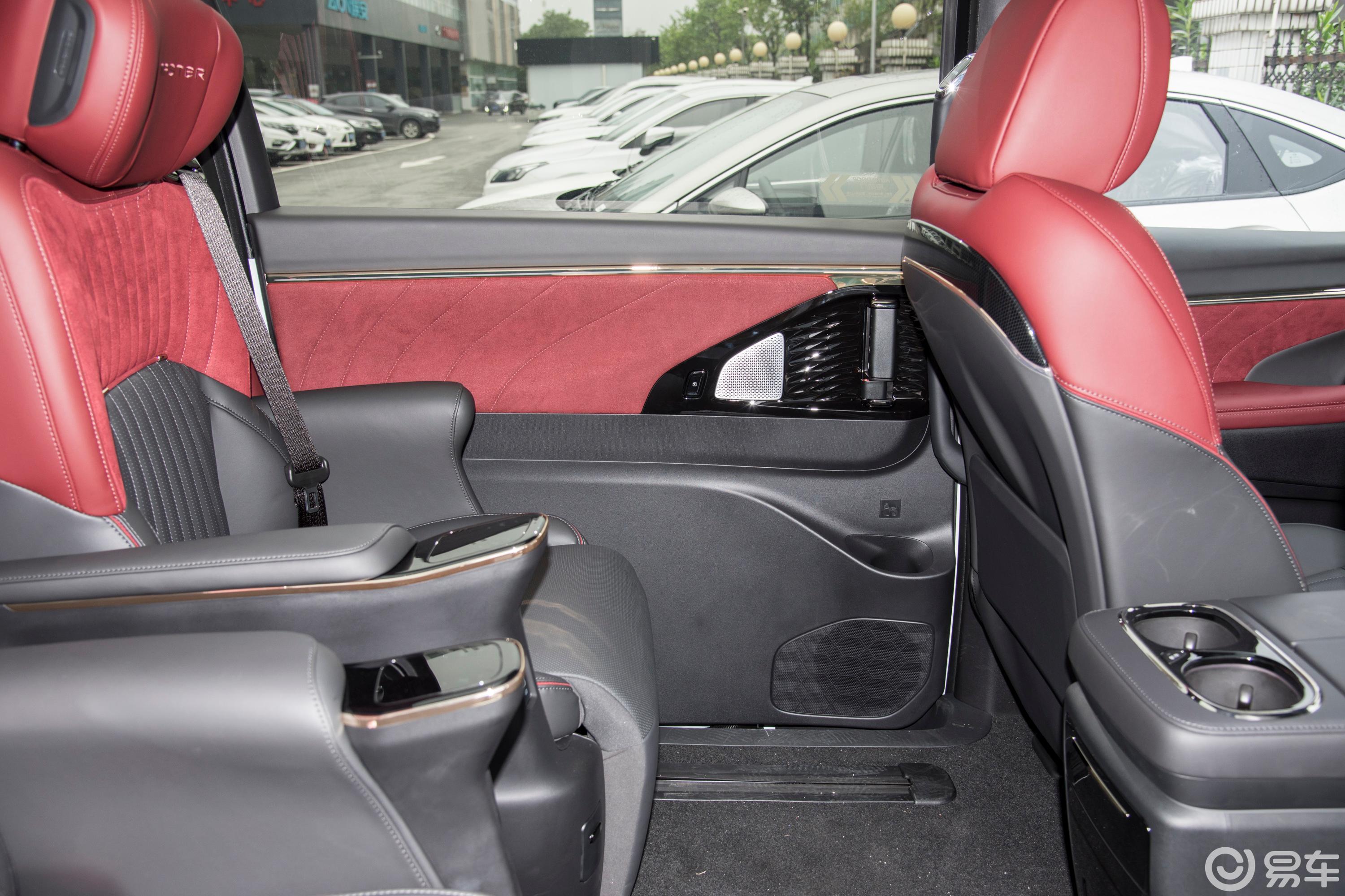 【传祺M8宗师系列 400T 至尊版 7座后排空间图片-汽车图片大全】-易车