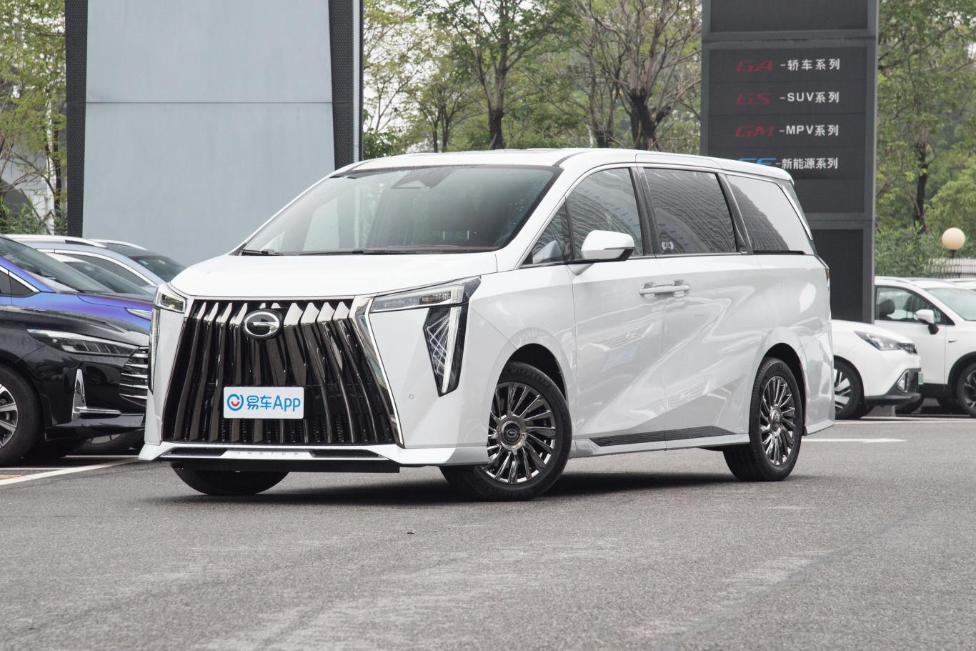 【传祺M8宗师系列 400T 至尊版 7座侧前45度车头向左水平图片-汽车图片大全】-易车