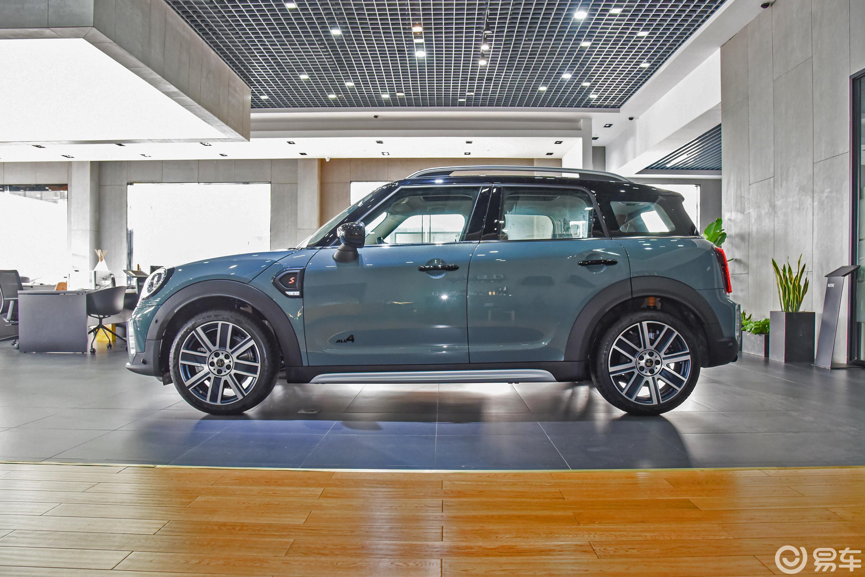 【MINI COUNTRYMAN改款 2.0T COOPER S ALL4 鉴赏家正侧车头向左水平图片-汽车图片大全】-易车