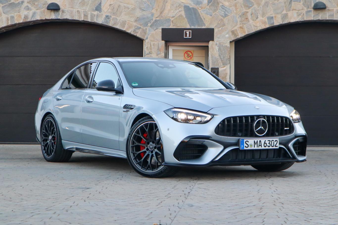 【奔驰C级 AMG新能源AMG C 63 S E Performance侧前45度车头向右水平图片-汽车图片大全】-易车