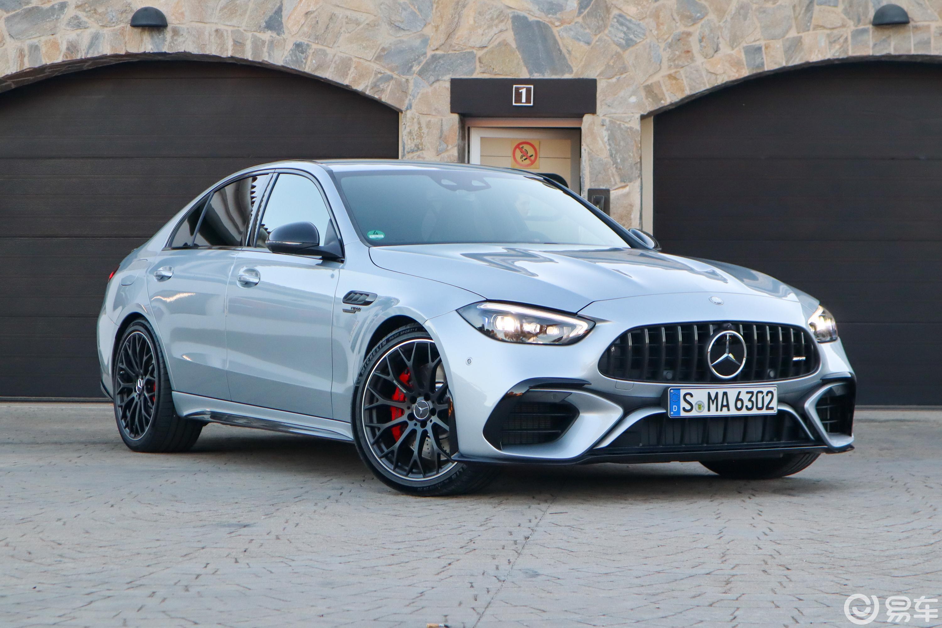 【奔驰C级 AMG 新能源AMG C 63 S E Performance侧前45度车头向右水平图片-汽车图片大全】-易车