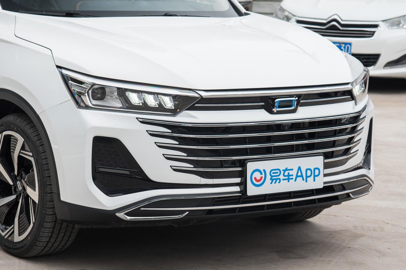 【奔腾T77280TID 尊享型前格栅侧俯拍图片-汽车图片大全】-易车