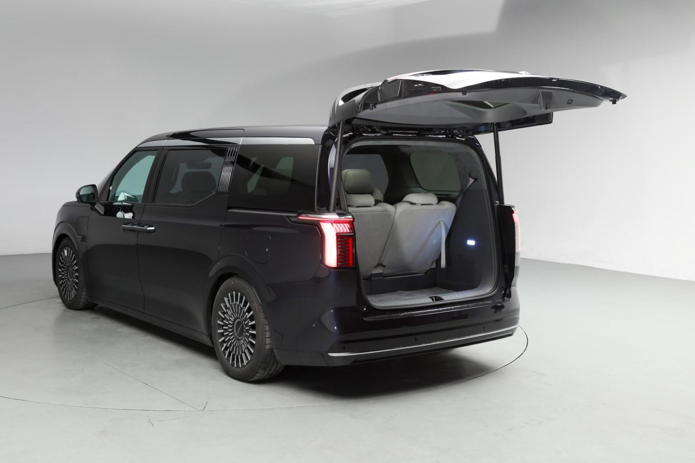 【ZEEKR 009702km WE版后备厢开启45度侧拍图片-汽车图片大全】-易车