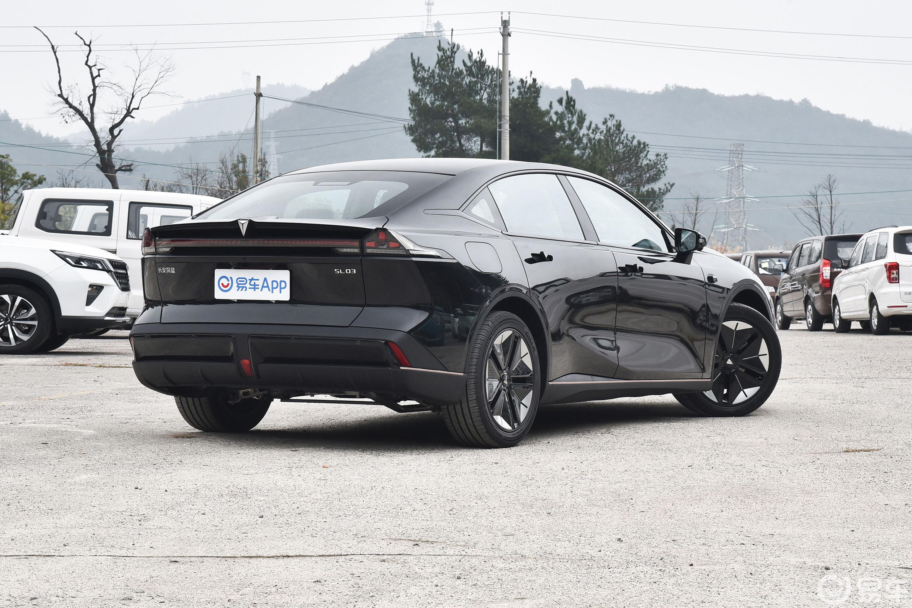 【深蓝SL03增程版 1200km侧后45度车头向右水平图片-汽车图片大全】-易车