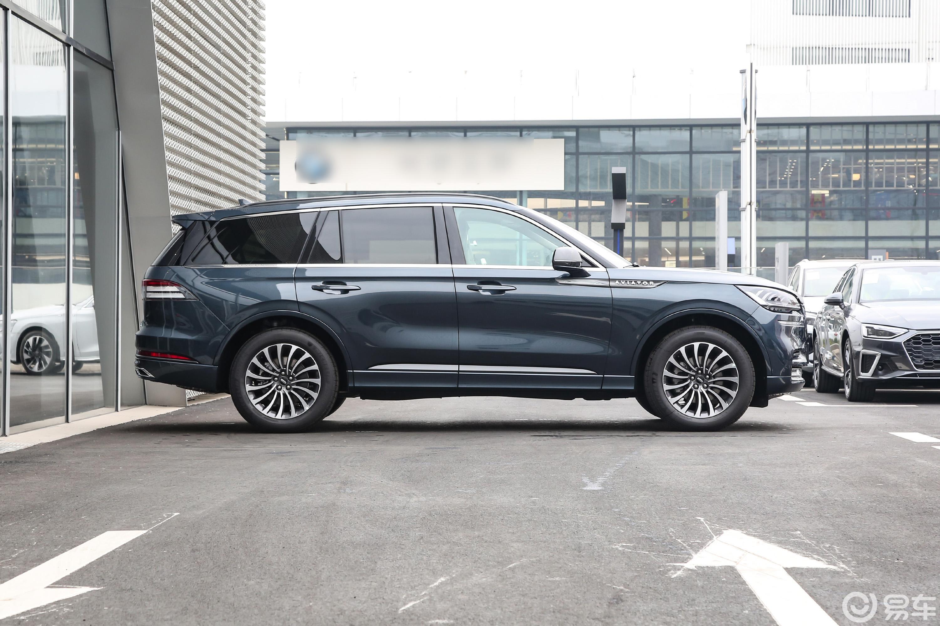 【飞行家3.0T 四驱百周年限量版正侧车头向右水平图片-汽车图片大全】-易车